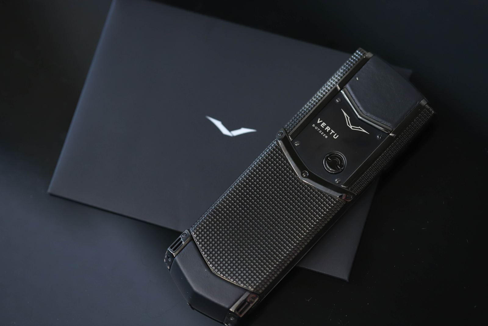 Vertu Signature S Clous De Paris Black - Hùng Luxury